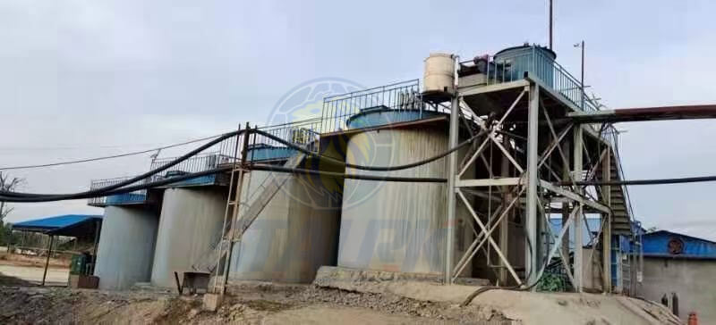Leaching tanks for extracting nonferrous metals